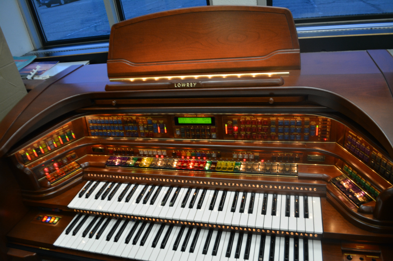 Lowrey Majesty Organ - Jim Laabs Music Store