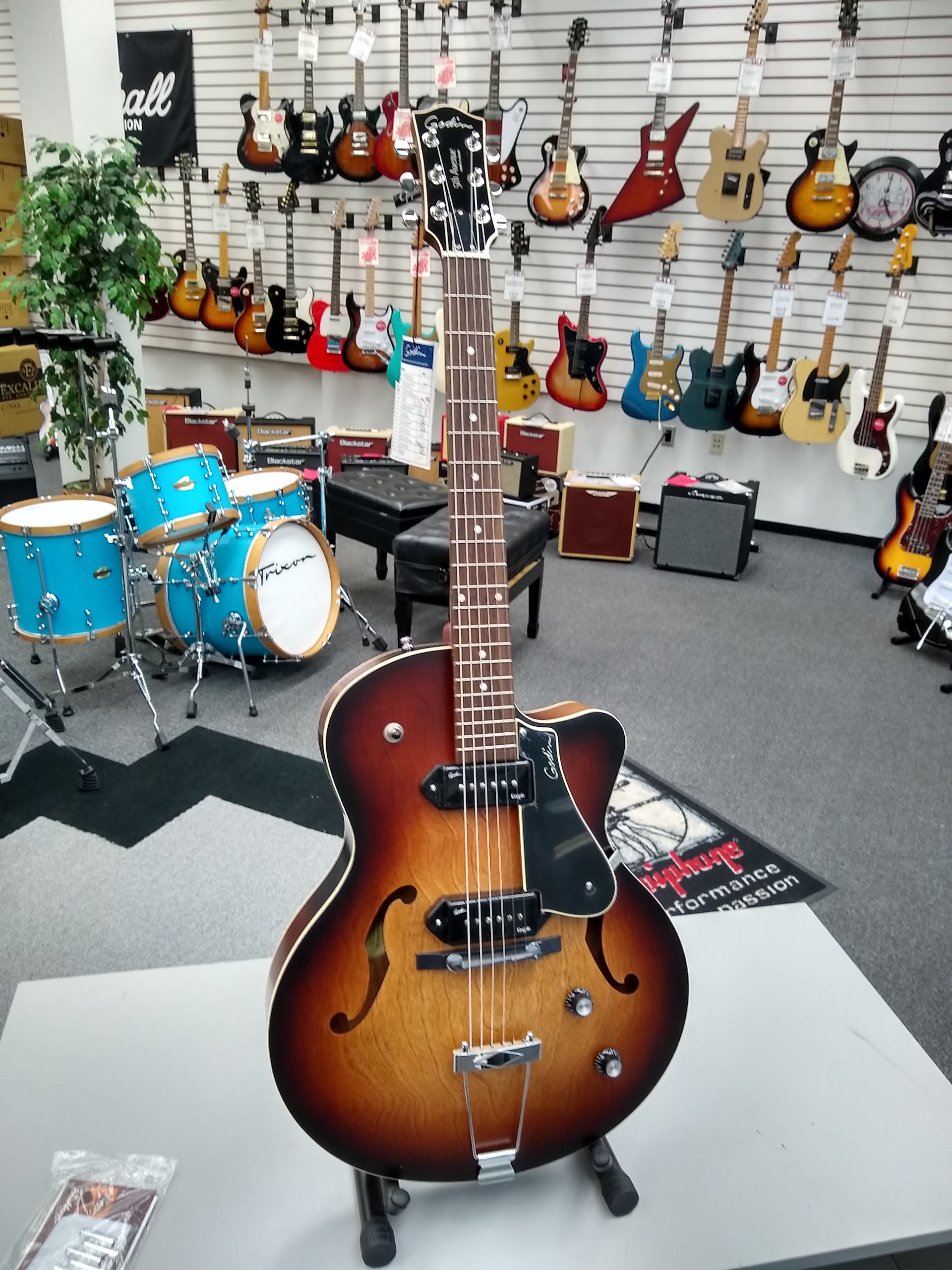 Godin 5th Avenue CW Kingpin II Vintage Burst - Jim Laabs Music Store